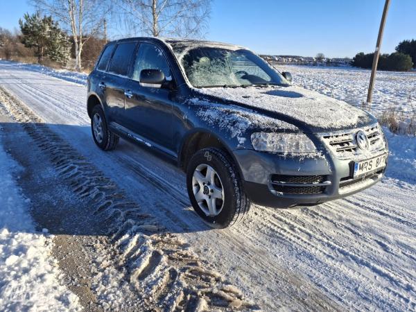 Grey Volkswagen Touareg 2003 in Mazeikiai, with an engine capacity of 3.20 L and mileage of 266 thousand km for 3700 €, photo 3 on AUTOMOTO.COM.LV