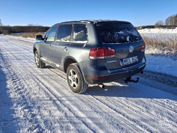 Grey Volkswagen Touareg 2003 in Mazeikiai, with an engine capacity of 3.20 L and mileage of 266 thousand km for 3700 €, photo 4 on AUTOMOTO.COM.LV