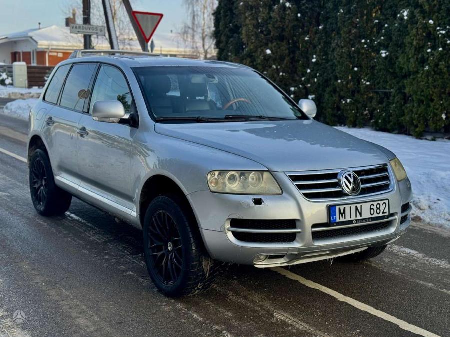 Grey Volkswagen Touareg 2003 in Mazeikiai, with an engine capacity of 3.19 L and mileage of 400 thousand km for 3300 €, photo 2 on AUTOMOTO.COM.LV