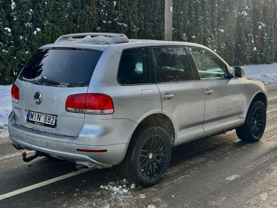 Grey Volkswagen Touareg 2003 in Mazeikiai, with an engine capacity of 3.19 L and mileage of 400 thousand km for 3300 €, photo 3 on AUTOMOTO.COM.LV