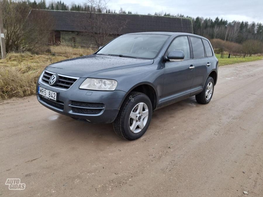 Grey Volkswagen Touareg 2003 in Mazeikiai, with an engine capacity of 3.20 L and mileage of 286 thousand km for 2850 €, photo 1 on AUTOMOTO.COM.LV