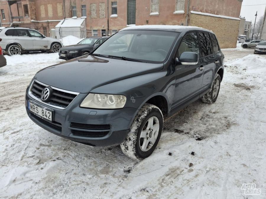Grey Volkswagen Touareg 2003 in Mazeikiai, with an engine capacity of 3.20 L and mileage of 285 thousand km for 2850 €, photo 2 on AUTOMOTO.COM.LV