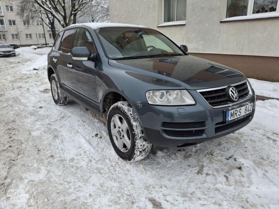 Grey Volkswagen Touareg 2003 in Mazeikiai, with an engine capacity of 3.20 L and mileage of 285 thousand km for 2750 €, photo 1 on AUTOMOTO.COM.LV