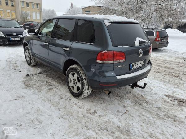 Grey Volkswagen Touareg 2003 in Mazeikiai, with an engine capacity of 3.20 L and mileage of 285 thousand km for 2750 €, photo 3 on AUTOMOTO.COM.LV