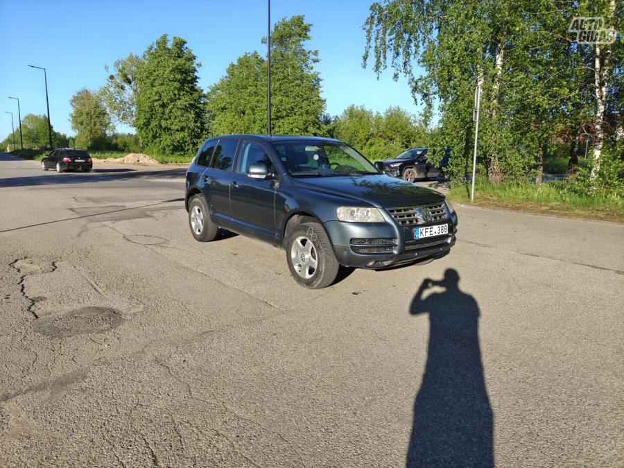Pelēks Volkswagen Touareg 2003 Alīta, ar dzinēja tilpumu 3.20 L un nobraukumu 256 tūkst. km par 2850 €, foto 4 vietnē AUTOMOTO.COM.LV