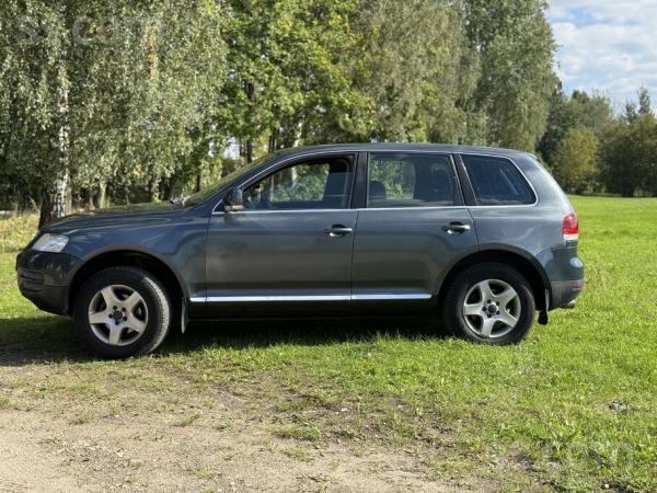 Grey Volkswagen Touareg 2004 in Riga, with an engine capacity of 2.50 L and mileage of 240 thousand km for 1850 €, photo 2 on AUTOMOTO.COM.LV