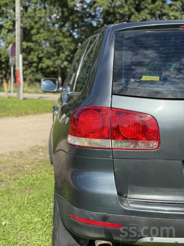 Grey Volkswagen Touareg 2004 in Riga, with an engine capacity of 2.50 L and mileage of 240 thousand km for 1850 €, photo 4 on AUTOMOTO.COM.LV