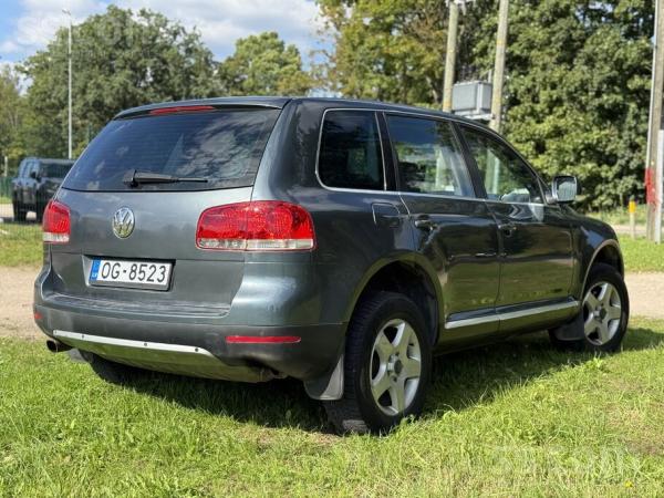 Grey Volkswagen Touareg 2004 in Riga, with an engine capacity of 2.50 L and mileage of 240 thousand km for 1850 €, photo 5 on AUTOMOTO.COM.LV