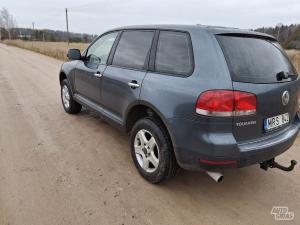 Grey Volkswagen Touareg 2004 in Mazeikiai, with an engine capacity of 3.20 L and mileage of 286 thousand km for 3850 €, photo 4 on AUTOMOTO.COM.LV