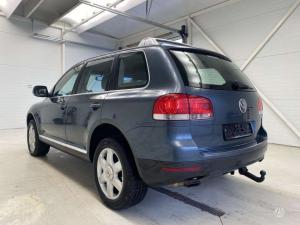 Grey Volkswagen Touareg 2004 in Radviliskis, with an engine capacity of 5.00 L and mileage of 226 thousand km for 3150 €, photo 4 on AUTOMOTO.COM.LV