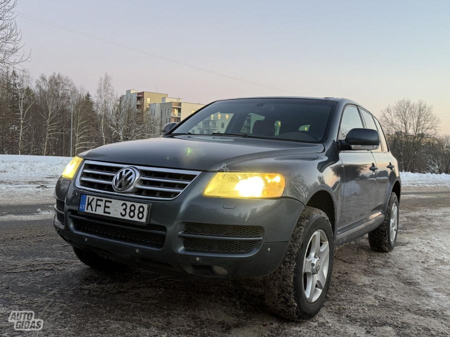 Pelēks Volkswagen Touareg 2004 Viļņa, ar dzinēja tilpumu 3.20 L un nobraukumu 253 tūkst. km par 2200 €, foto 1 vietnē AUTOMOTO.COM.LV