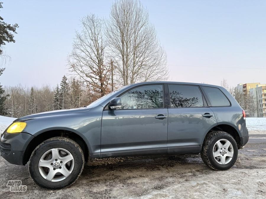 Pelēks Volkswagen Touareg 2004 Viļņa, ar dzinēja tilpumu 3.20 L un nobraukumu 253 tūkst. km par 2200 €, foto 2 vietnē AUTOMOTO.COM.LV
