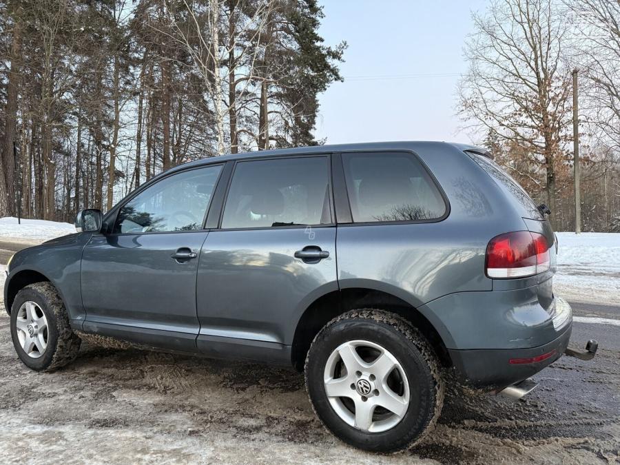 Pelēks Volkswagen Touareg 2004 Viļņa, ar dzinēja tilpumu 3.20 L un nobraukumu 253 tūkst. km par 2200 €, foto 3 vietnē AUTOMOTO.COM.LV