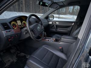 Pelēks Volkswagen Touareg 2004 Viļņa, ar dzinēja tilpumu 3.20 L un nobraukumu 253 tūkst. km par 2200 €, foto 8 vietnē AUTOMOTO.COM.LV