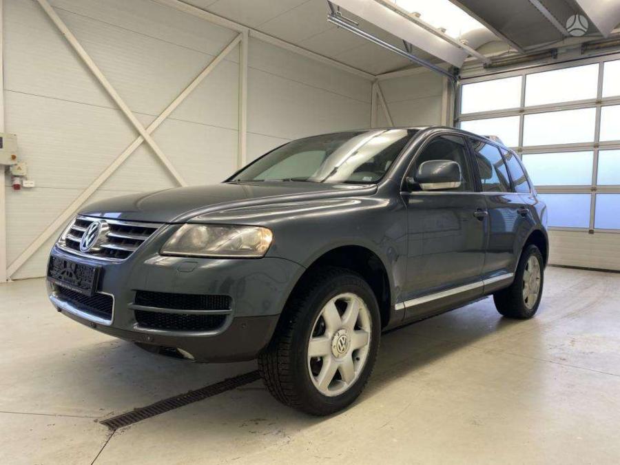 Pelēks Volkswagen Touareg 2004 Radviliškis, ar dzinēja tilpumu 5.00 L un nobraukumu 226 tūkst. km par 3150 €, foto 1 vietnē AUTOMOTO.COM.LV
