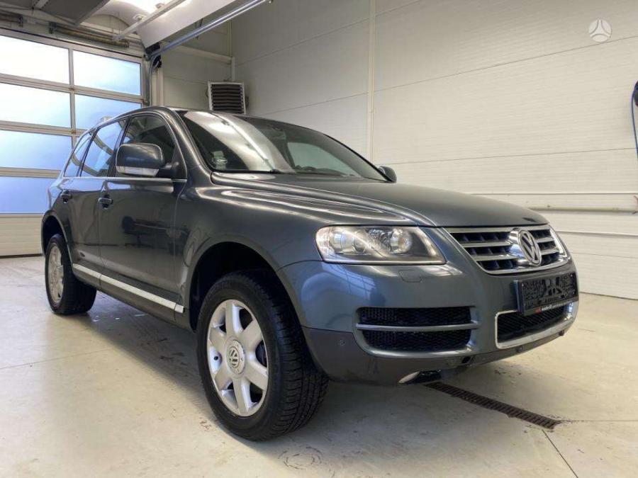 Pelēks Volkswagen Touareg 2004 Radviliškis, ar dzinēja tilpumu 5.00 L un nobraukumu 226 tūkst. km par 3150 €, foto 2 vietnē AUTOMOTO.COM.LV