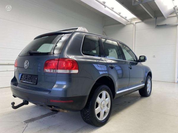 Pelēks Volkswagen Touareg 2004 Radviliškis, ar dzinēja tilpumu 5.00 L un nobraukumu 226 tūkst. km par 3150 €, foto 3 vietnē AUTOMOTO.COM.LV