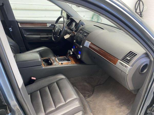 Pelēks Volkswagen Touareg 2004 Radviliškis, ar dzinēja tilpumu 5.00 L un nobraukumu 226 tūkst. km par 3150 €, foto 8 vietnē AUTOMOTO.COM.LV