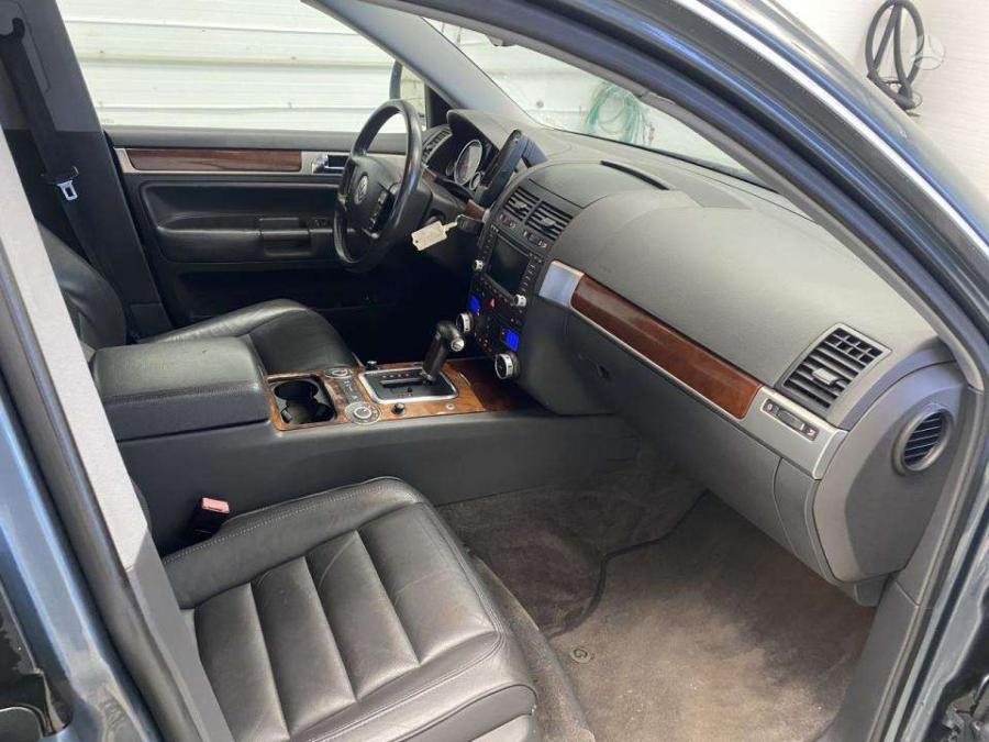 Pelēks Volkswagen Touareg 2004 Radviliškis, ar dzinēja tilpumu 5.00 L un nobraukumu 226 tūkst. km par 3150 €, foto 8 vietnē AUTOMOTO.COM.LV
