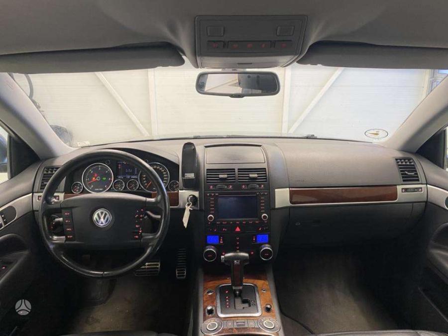 Pelēks Volkswagen Touareg 2004 Radviliškis, ar dzinēja tilpumu 5.00 L un nobraukumu 226 tūkst. km par 3150 €, foto 12 vietnē AUTOMOTO.COM.LV