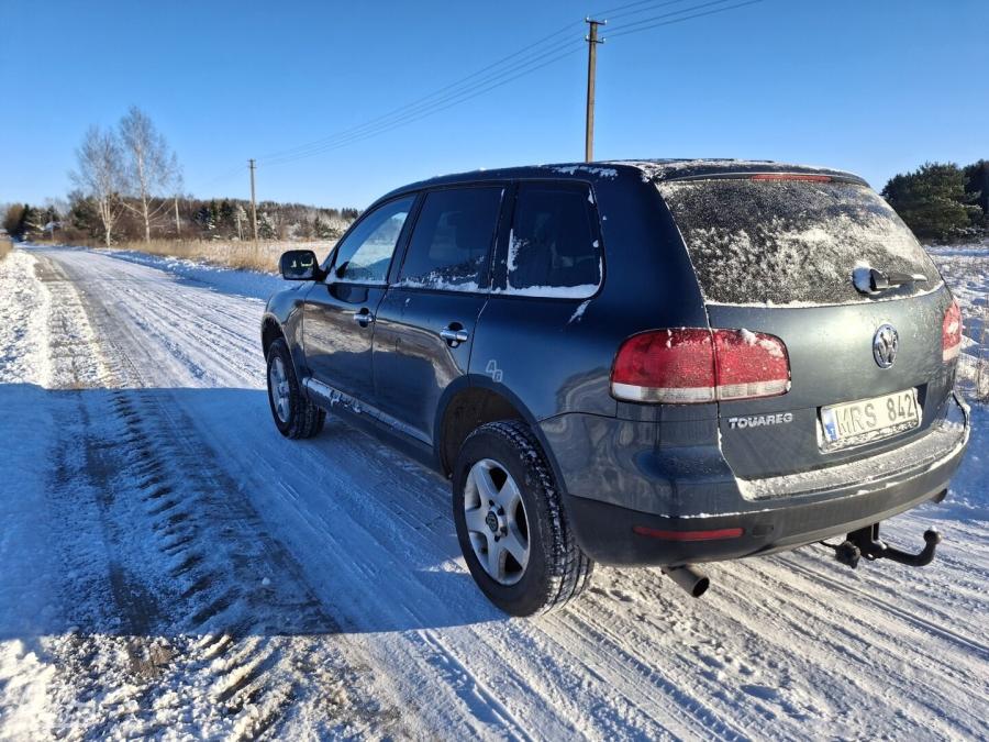Grey Volkswagen Touareg 2004 in Mazeikiai, with an engine capacity of 3.20 L and mileage of 286 thousand km for 2750 €, photo 4 on AUTOMOTO.COM.LV