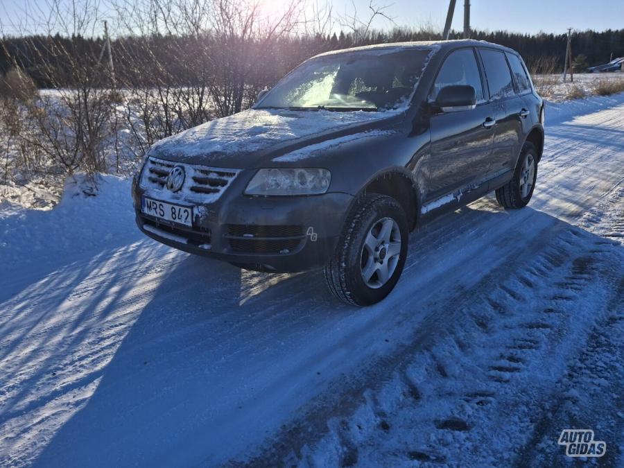 Grey Volkswagen Touareg 2004 in Mazeikiai, with an engine capacity of 3.20 L and mileage of 286 thousand km for 2750 €, photo 6 on AUTOMOTO.COM.LV