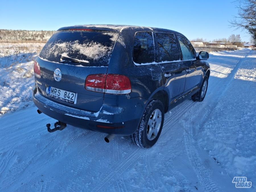 Grey Volkswagen Touareg 2004 in Mazeikiai, with an engine capacity of 3.20 L and mileage of 286 thousand km for 2750 €, photo 7 on AUTOMOTO.COM.LV