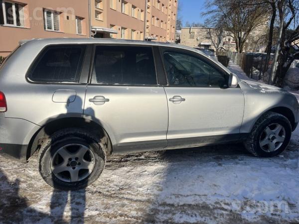 Grey Volkswagen Touareg 2004 in Riga, with an engine capacity of 2.50 L and mileage of 350 thousand km for 2900 €, photo 3 on AUTOMOTO.COM.LV