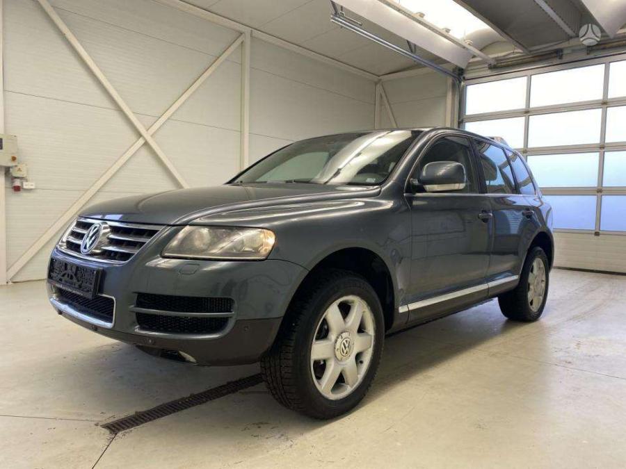 Pelēks Volkswagen Touareg 2004 Radviliškis, ar dzinēja tilpumu 5.00 L un nobraukumu 226 tūkst. km par 3150 €, foto 1 vietnē AUTOMOTO.COM.LV