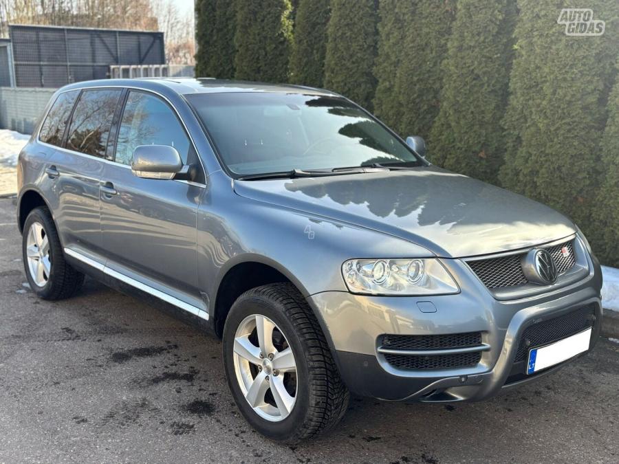 Grey Volkswagen Touareg 2004 in Kaunas, with an engine capacity of 2.50 L and mileage of 200 thousand km for 3500 €, photo 1 on AUTOMOTO.COM.LV