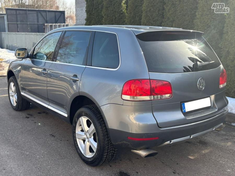 Grey Volkswagen Touareg 2004 in Kaunas, with an engine capacity of 2.50 L and mileage of 200 thousand km for 3500 €, photo 3 on AUTOMOTO.COM.LV