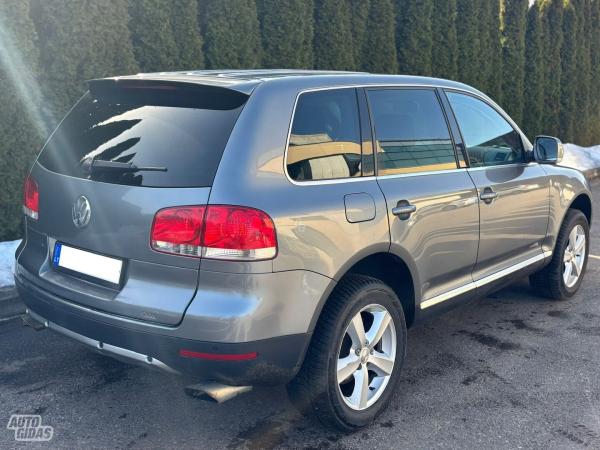 Pelēks Volkswagen Touareg 2004 Kauņa, ar dzinēja tilpumu 2.50 L un nobraukumu 200 tūkst. km par 3500 €, foto 4 vietnē AUTOMOTO.COM.LV
