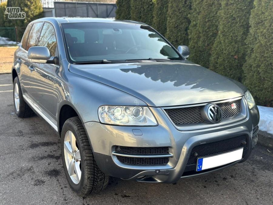Grey Volkswagen Touareg 2004 in Kaunas, with an engine capacity of 2.50 L and mileage of 200 thousand km for 3500 €, photo 5 on AUTOMOTO.COM.LV