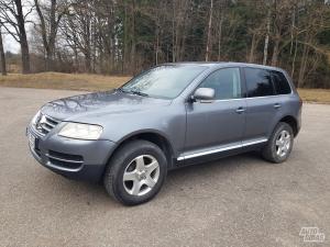 Pelēks Volkswagen Touareg 2004 Viļņa, ar dzinēja tilpumu 2.50 L un nobraukumu 344 tūkst. km par 1650 €, foto  vietnē AUTOMOTO.COM.LV