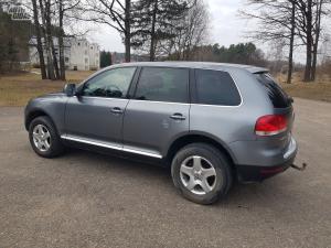 Grey Volkswagen Touareg 2004 in Vilnius, with an engine capacity of 2.50 L and mileage of 344 thousand km for 1650 €, photo 3 on AUTOMOTO.COM.LV