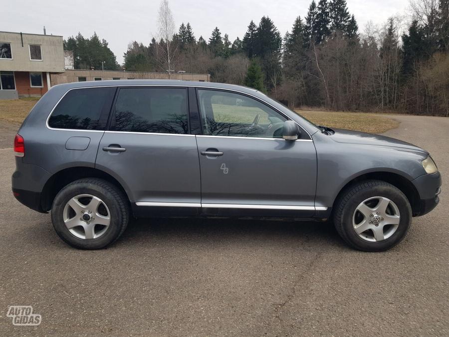 Grey Volkswagen Touareg 2004 in Vilnius, with an engine capacity of 2.50 L and mileage of 344 thousand km for 1650 €, photo 5 on AUTOMOTO.COM.LV