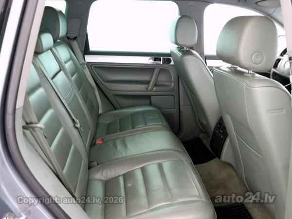 Grey Volkswagen Touareg 2004 in Tallinn, with an engine capacity of 4.90 L and mileage of 368 thousand km for 1899 €, photo 7 on AUTOMOTO.COM.LV