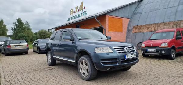 Pelēks Volkswagen Touareg 2004 Valmiera, ar dzinēja tilpumu 2.50 L un nobraukumu 236 tūkst. km par 1650 €, foto 1 vietnē AUTOMOTO.COM.LV