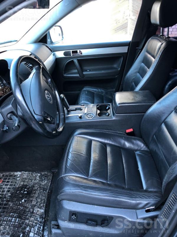 Grey Volkswagen Touareg 2004 in Riga, with an engine capacity of 3.20 L and mileage of 294 thousand km for 2200 €, photo 3 on AUTOMOTO.COM.LV