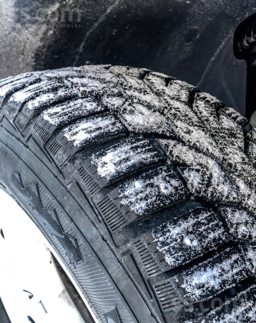 Pelēks Volkswagen Touareg 2004 Rīga, ar dzinēja tilpumu 3.20 L un nobraukumu 294 tūkst. km par 2200 €, foto 5 vietnē AUTOMOTO.COM.LV