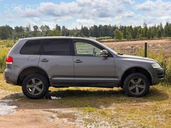 Grey Volkswagen Touareg 2004 in Cesis, with an engine capacity of 2.50 L and mileage of 380 thousand km for 1290 €, photo 8 on AUTOMOTO.COM.LV