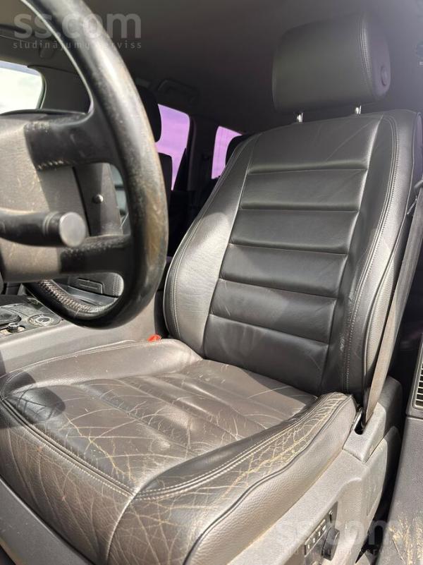 Grey Volkswagen Touareg 2004 in Cesis, with an engine capacity of 2.50 L and mileage of 380 thousand km for 1290 €, photo 10 on AUTOMOTO.COM.LV