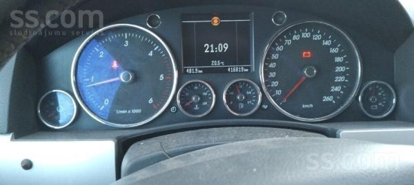 Grey Volkswagen Touareg 2004 in Liepaja, with an engine capacity of 2.50 L and mileage of 417 thousand km for 1500 €, photo 2 on AUTOMOTO.COM.LV
