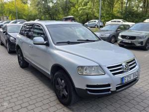 Grey Volkswagen Touareg 2004 in Vilnius, with an engine capacity of 2.46 L and mileage of 340 thousand km for 1800 €, photo  on AUTOMOTO.COM.LV