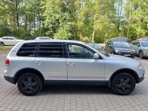 Grey Volkswagen Touareg 2004 in Vilnius, with an engine capacity of 2.46 L and mileage of 340 thousand km for 1800 €, photo 3 on AUTOMOTO.COM.LV