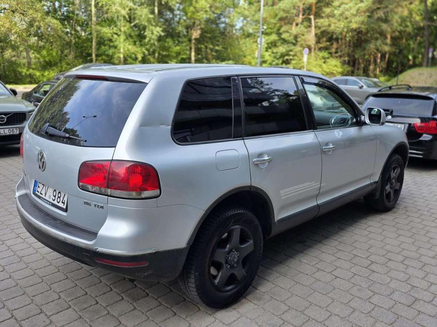Grey Volkswagen Touareg 2004 in Vilnius, with an engine capacity of 2.46 L and mileage of 340 thousand km for 1800 €, photo 4 on AUTOMOTO.COM.LV