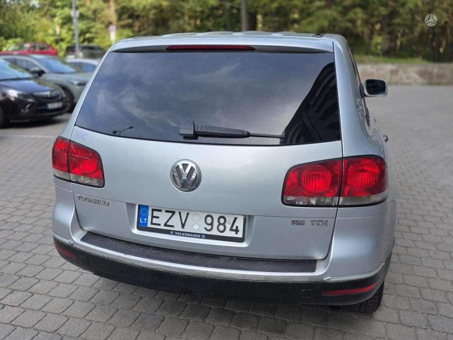 Grey Volkswagen Touareg 2004 in Vilnius, with an engine capacity of 2.46 L and mileage of 340 thousand km for 1800 €, photo 5 on AUTOMOTO.COM.LV