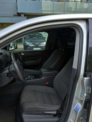 Grey Volkswagen Touareg 2004 in Vilnius, with an engine capacity of 2.46 L and mileage of 340 thousand km for 1800 €, photo 12 on AUTOMOTO.COM.LV