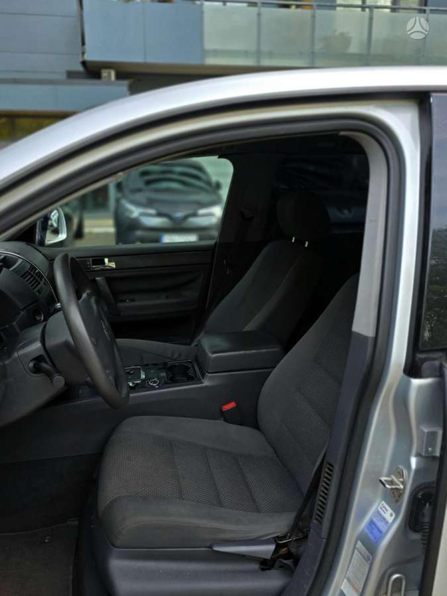 Grey Volkswagen Touareg 2004 in Vilnius, with an engine capacity of 2.46 L and mileage of 340 thousand km for 1800 €, photo 12 on AUTOMOTO.COM.LV