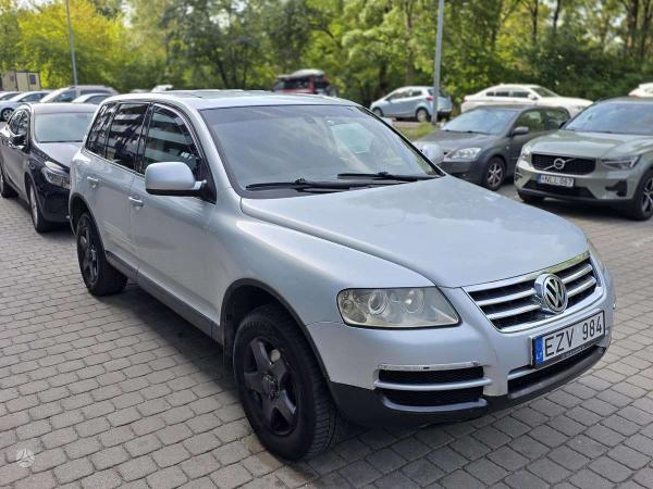 Grey Volkswagen Touareg 2004 in Vilnius, with an engine capacity of 2.46 L and mileage of 340 thousand km for 1800 €, photo 1 on AUTOMOTO.COM.LV
